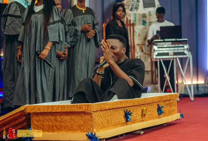 Gospel Singer Leaves Audience Shocked After Entering 'Funeral Service ...